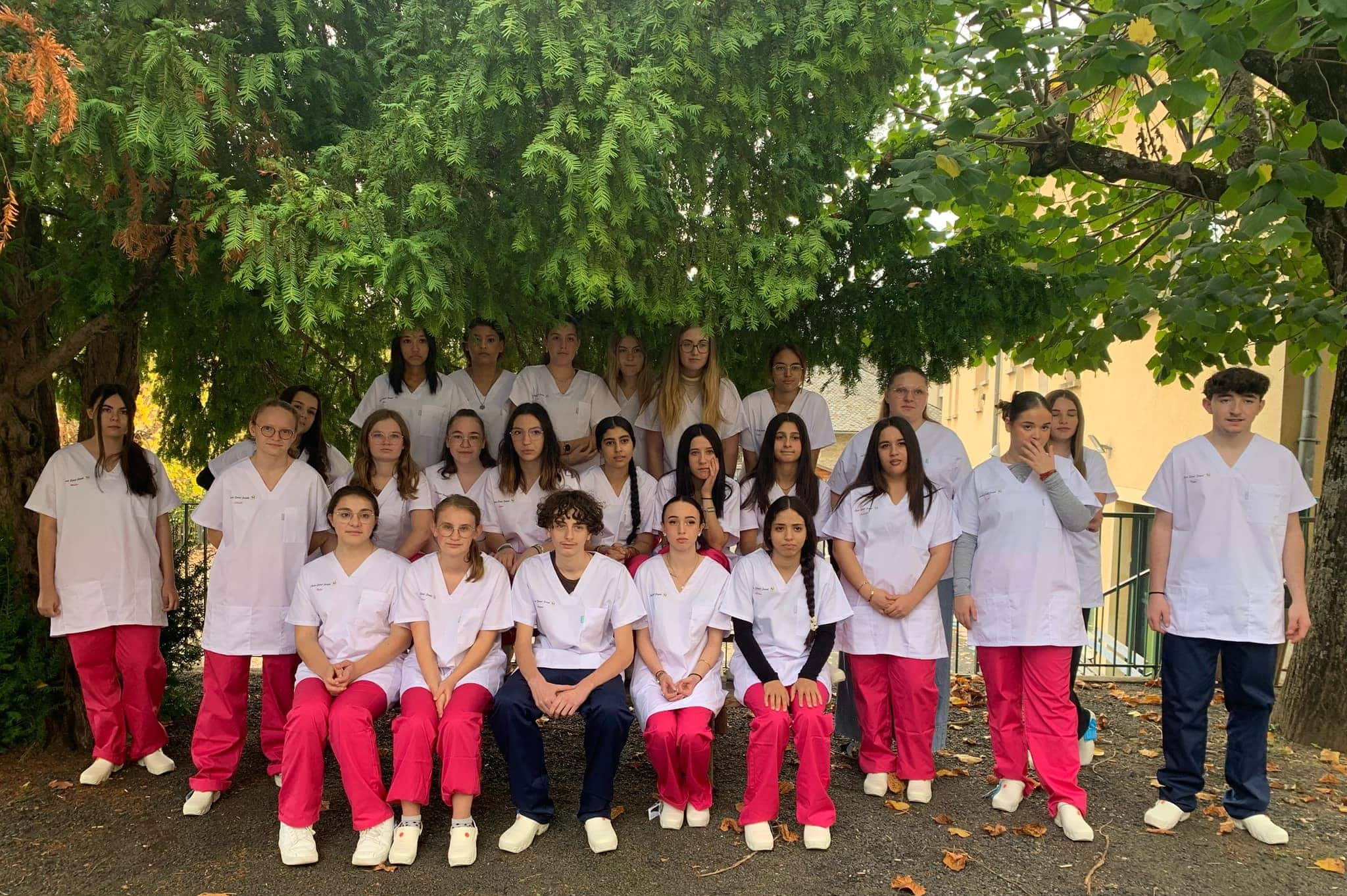 Les 2 ASSP EN TENUE PROFESSIONNELLE. - Ensemble Scolaire Sainte Famille ...